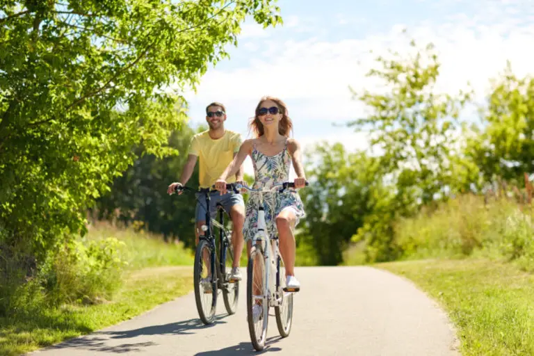 Should You Bike With or Against Traffic? – Bike Trailer Planet